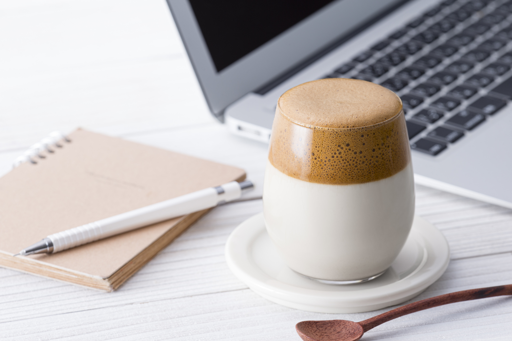 新感覚ラテ「ダルゴナコーヒー」とは？作り方やアレンジレシピを紹介 - kukuna coffee｜宮崎県初のクロッフル専門キッチンカーカフェ